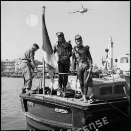 ImagesDéfense - Deux nageurs de combat du commando Hubert sur le canal ...