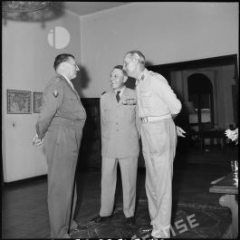 ImagesDéfense - Le général Sir Charles Keightley, le général Beaufre et ...