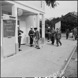 ImagesDéfense - Le général Beaufre réunit les officiers français à Port ...