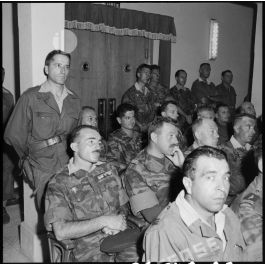 ImagesDéfense - Le général Beaufre réunit les officiers français à Port ...