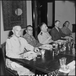 ImagesDéfense - Le général Beaufre reçoit les officiers de la Force A à ...