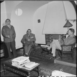 ImagesDéfense - Le général Beaufre reçoit les officiers de la Force A à ...
