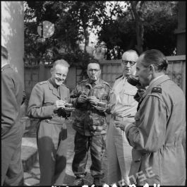 ImagesDéfense - Le général Beaufre reçoit les officiers de la Force A à ...