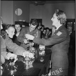ImagesDéfense - Vue intérieure du bar du foyer du centre militaire de ...