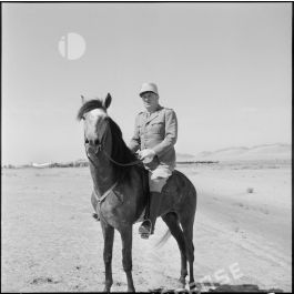 ImagesDéfense - Le colonel Katz à cheval, secteur de Laghouat.