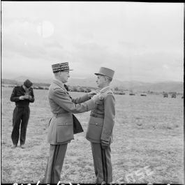 ImagesDéfense - Oued Fodda. Le général Allard décore le général de ...