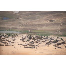 ImagesDéfense - Vue aérienne d'un village au bord du fleuve Niger dans ...
