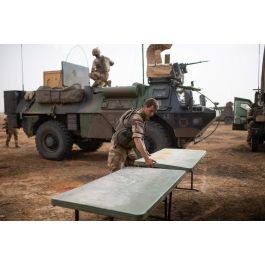 ImagesDéfense - Un transmetteur met en place les tables d'un poste de ...