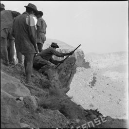 ImagesDéfense - Préparation d'une piste dans le massif de l'Aurès Nemencha.