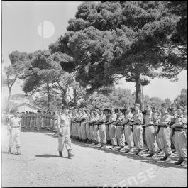 ImagesDéfense - Alger, stade des Tagarins. Revue des troupes.