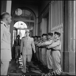 ImagesDéfense - Le général Paul Ely en visite à Alger.