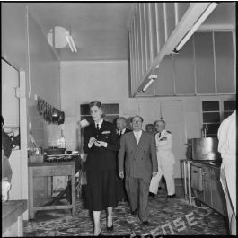 ImagesDéfense - La comtesse du Luart visite les cuisines du centre ...