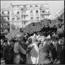 ImagesDéfense - Le général Jacques Allard décore un harki de la ...