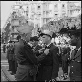 ImagesDéfense - Le général Jacques Allard décore un soldat.