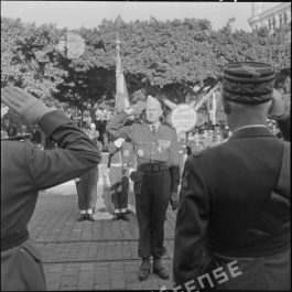 ImagesDéfense - Le salut du général Jacques Allard.