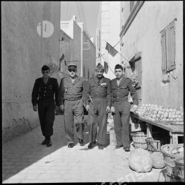 ImagesDéfense - Le colonel Joseph Katz accompagné d'autorités militaires.