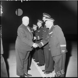 ImagesDéfense - Louis Christian serre la main d'un officier de la base.