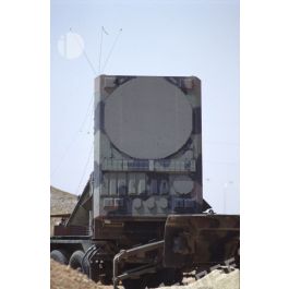 ImagesDéfense - Dans le désert, radar polyvalent AN/MPQ-53 d'une unité ...