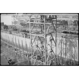 ImagesDéfense - Dans les chantiers navals de la Deschimag à Brême, l ...