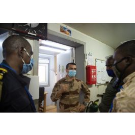 ImagesDéfense - Un soldat présente les installations du laboratoire ...