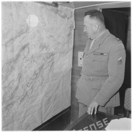 ImagesDéfense - Le colonel Katz observe une carte géographique.