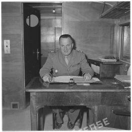 ImagesDéfense - Le colonel Joseph Katz dans son camion PC.