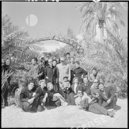 ImagesDéfense - La troupe des comédiens de La famille Hernandez pose ...