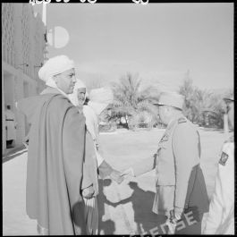 ImagesDéfense - Le colonel Katz salue les habitants de Metlili Châamba.