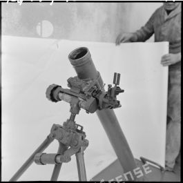 ImagesDéfense - Présentation d'un mortier léger allemand.