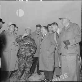 ImagesDéfense - Le ministre de l'Algérie Robert Lacoste en discussion ...