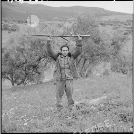 ImagesDéfense - Un rebelle se rend avec son arme.