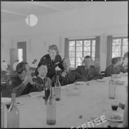 ImagesDéfense - La comtesse du Luart parmi les légionnaires pendant le ...