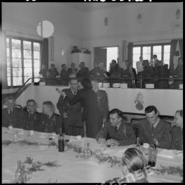 ImagesDéfense - La comtesse du Luart et un légionnaire s'embrassent sur ...