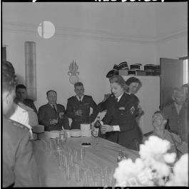 ImagesDéfense - L'apéritif d'honneur de la comtesse du Luart.