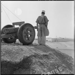 ImagesDéfense - Un légionnaire et un canon de 75 mm Mle 1897 face à ...