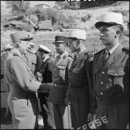 ImagesDéfense - Le général Salan remet une médaille aux équipiers de la ...