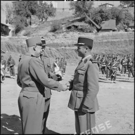 ImagesDéfense - Le général Salan félicite le lieutenant vainqueur des ...