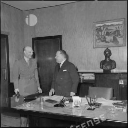 ImagesDéfense - Le général Paul Ely s'entretient avec Robert Lacoste ...