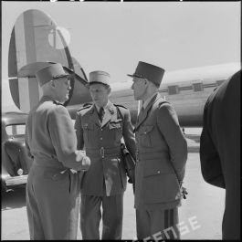 ImagesDéfense - Le général Paul Ely s'entretient avec le général Raoul ...