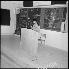 ImagesDéfense - Le général Gilles fait son exposé.