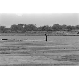 ImagesDéfense - Un pêcheur dans le fleuve Chari.