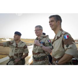 ImagesDéfense - Le colonel Jean-Pierre Fagué présente le poste de ...