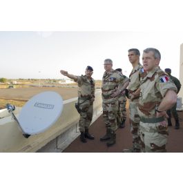 ImagesDéfense - Le colonel Jean-Pierre Fagué présente le poste de ...