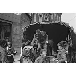 ImagesDéfense - Commandos canadiens capturés après le raid sur Dieppe ...