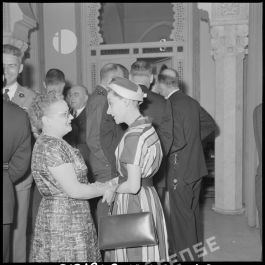 ImagesDéfense - Madame Lacoste fait ses adieux à Lucienne Salan.