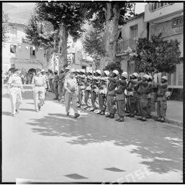 ImagesDéfense - Le général Salan en visite dans la région d'Alger.