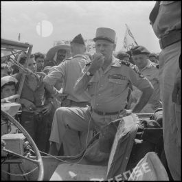 ImagesDéfense - Le général Salan en visite à Medfa.