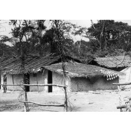 ImagesDéfense - République unie du Cameroun, Bélabo, 1970. Maisons d ...