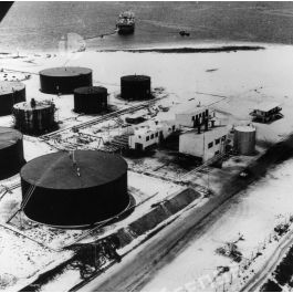 ImagesDéfense - République gabonaise, 1962. Installation de stockage de ...