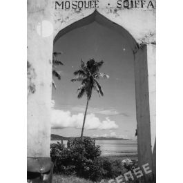 ImagesDéfense - Archipel des Comores, Anjouan, Ouani, 1953. Arcade de ...